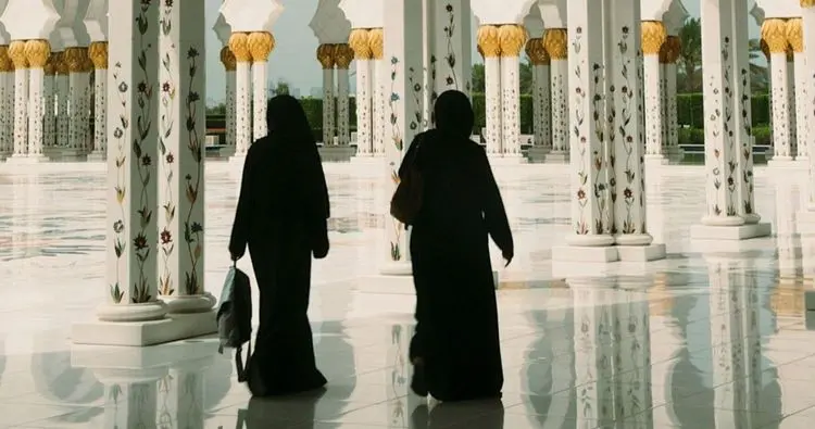 Traditional Emirati Clothing: a Modern Twist - The Sandy Times